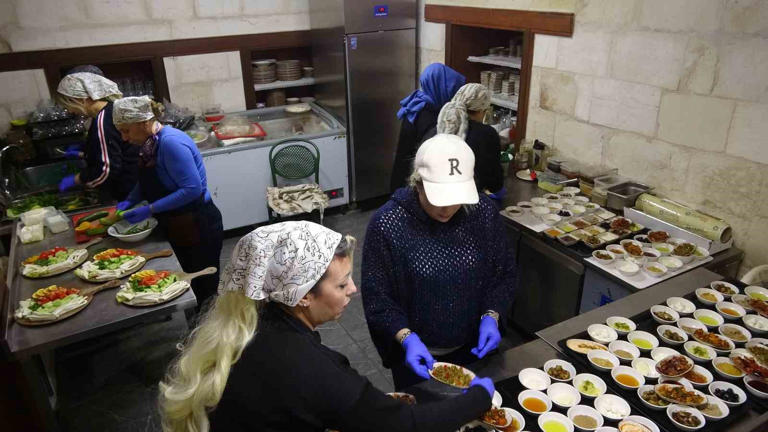 Eşlerinden imza karşılığında toplanan kadınlar önce kooperatif kurdu ...