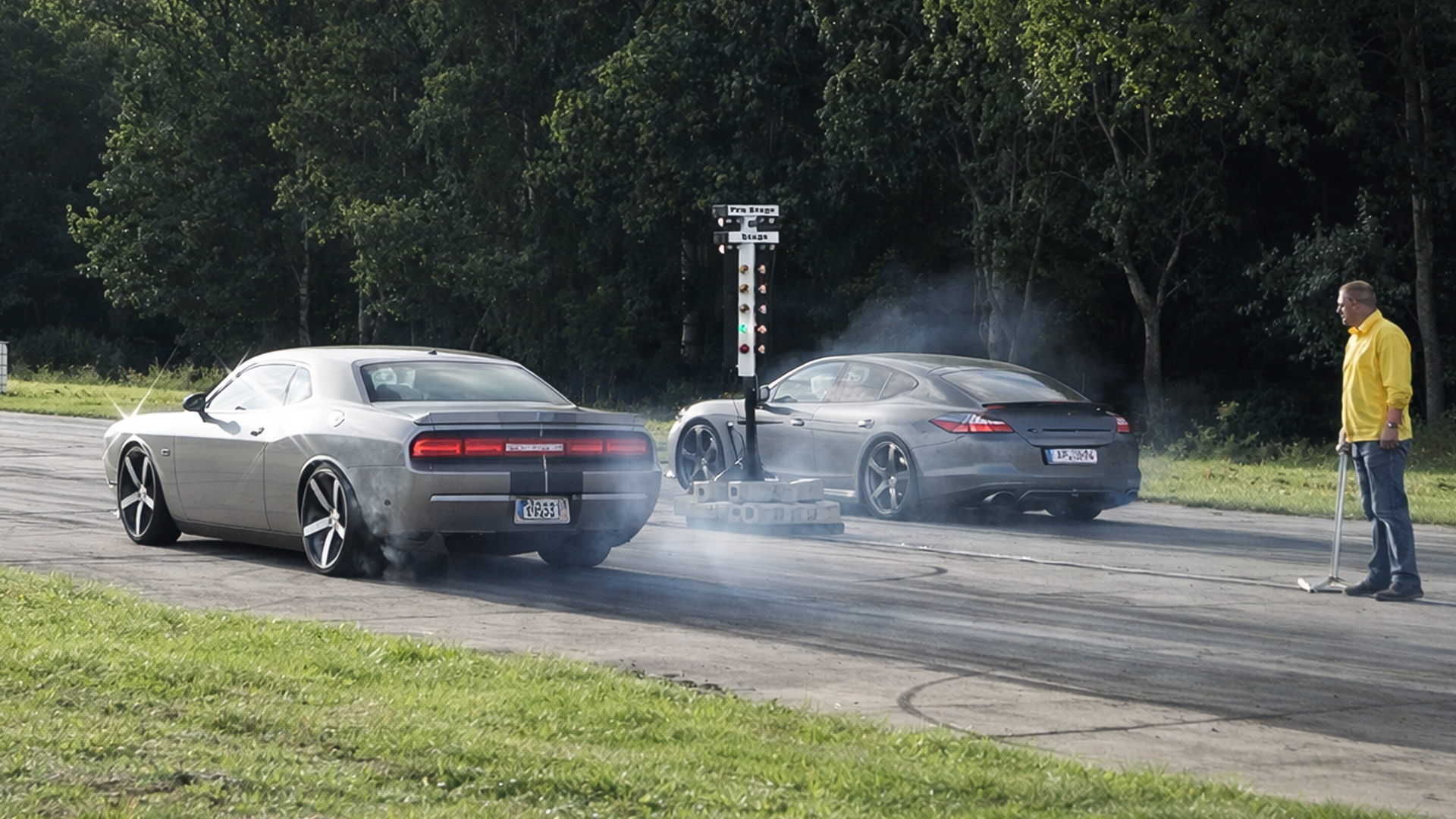Dodge Challenger SRT8 trifft auf Porsche im drag race