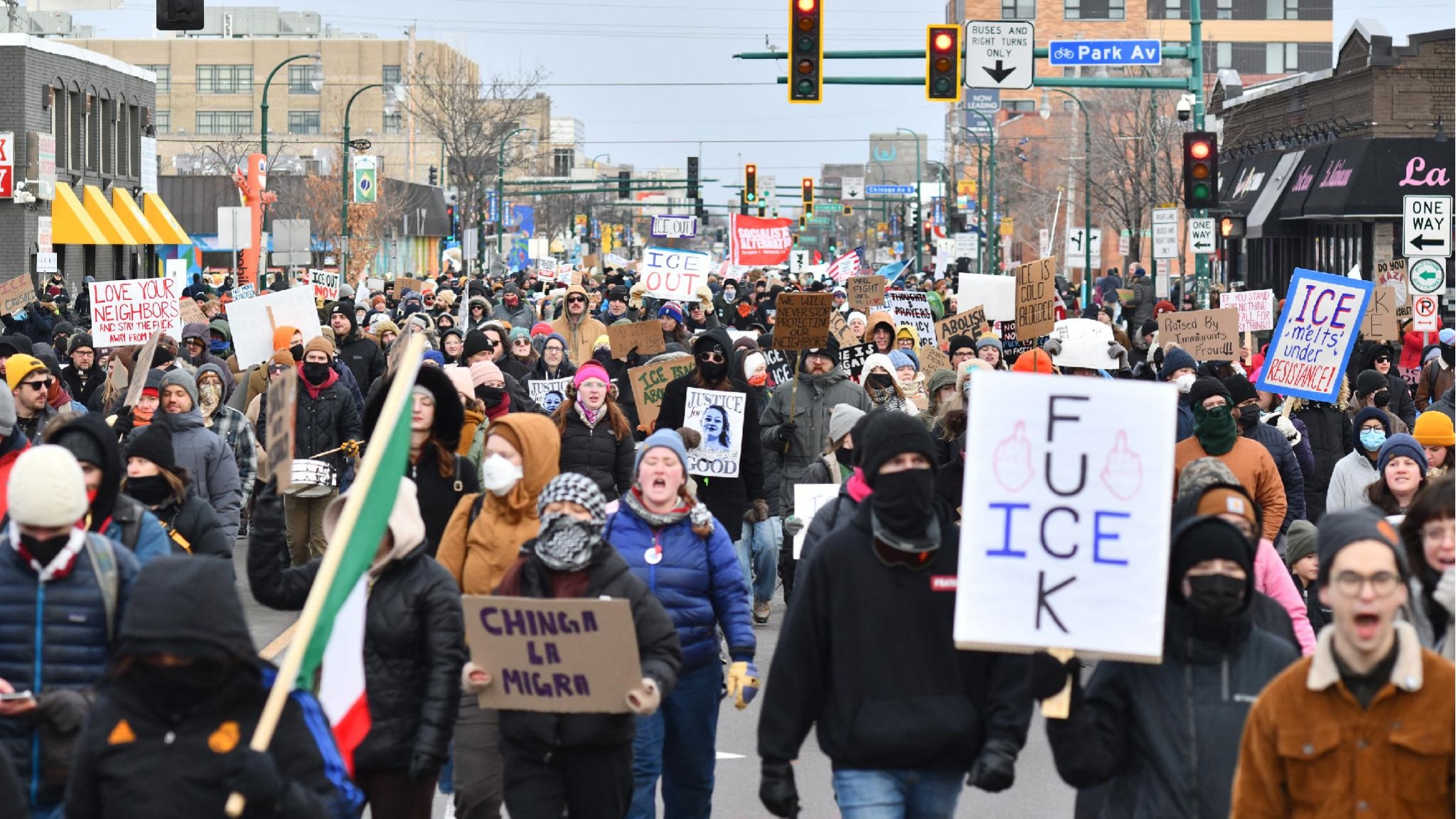 Caso Renee Good, migliaia di persone in marcia contro l'ICE a Minneapolis