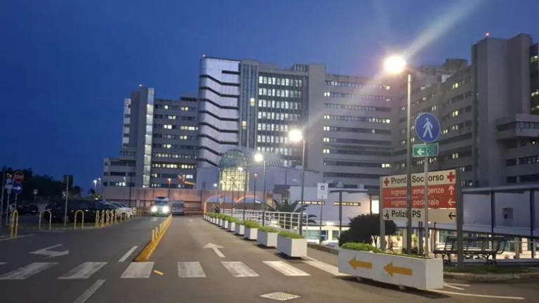 Auto passa col rosso, schianto nella notte a Cagliari: tre feriti in ...