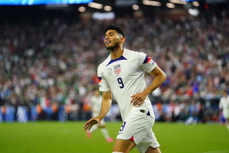 US striker Ricardo Pepi suffers broken arm in Dutch league