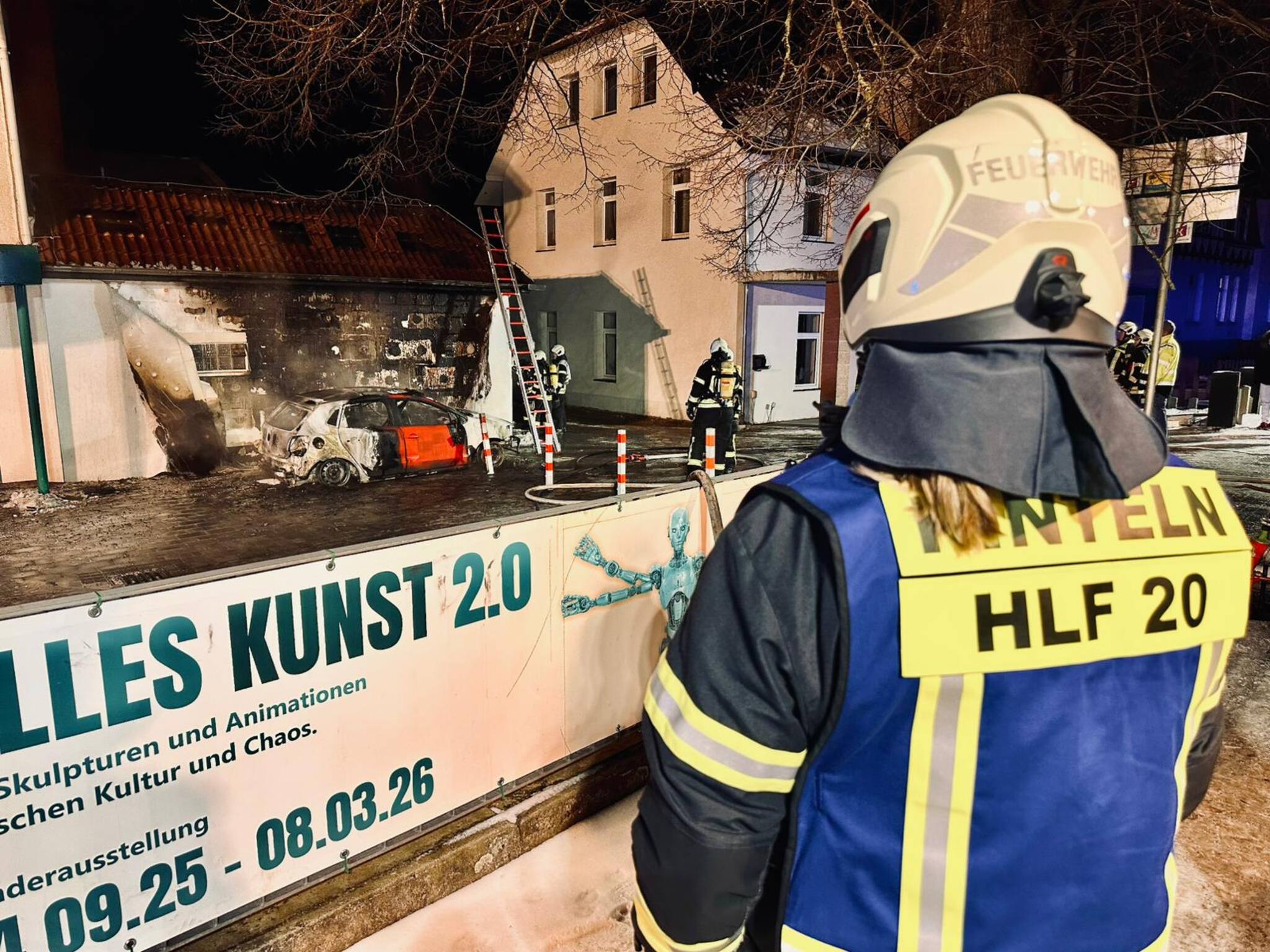 Auto brennt lichterloh: Feuer am Kino-Center Rinteln