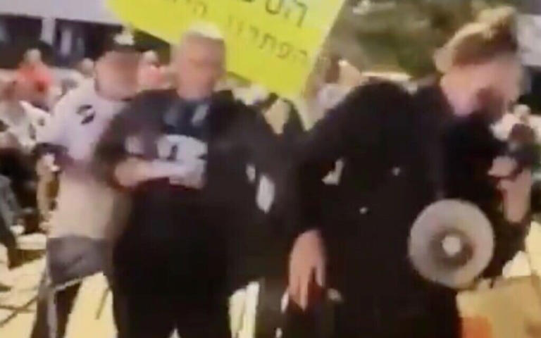 Right-wing activist uses pepper spray on anti-government protesters