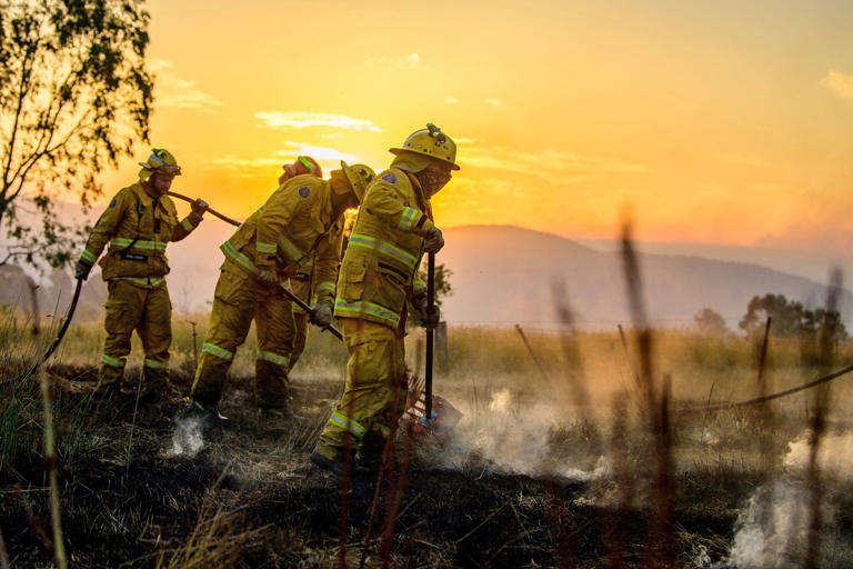 Australia bushfires kill at least one, destroy hundreds of homes in ...