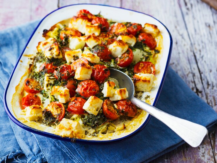 Low carb: Spitzkohlauflauf mit Kirschtomaten und Rinderhackfleisch