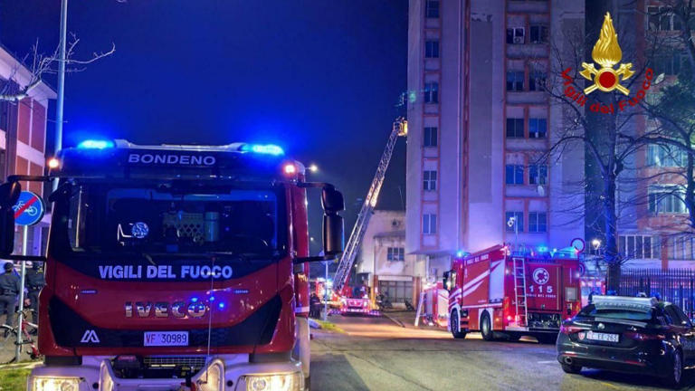 Incendio in un grattacielo di Ferrara, evacuate circa 200 persone