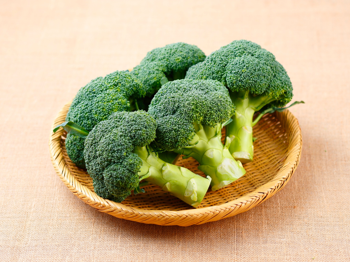 Most people cook these 5 vegetables, but they’re actually healthier raw