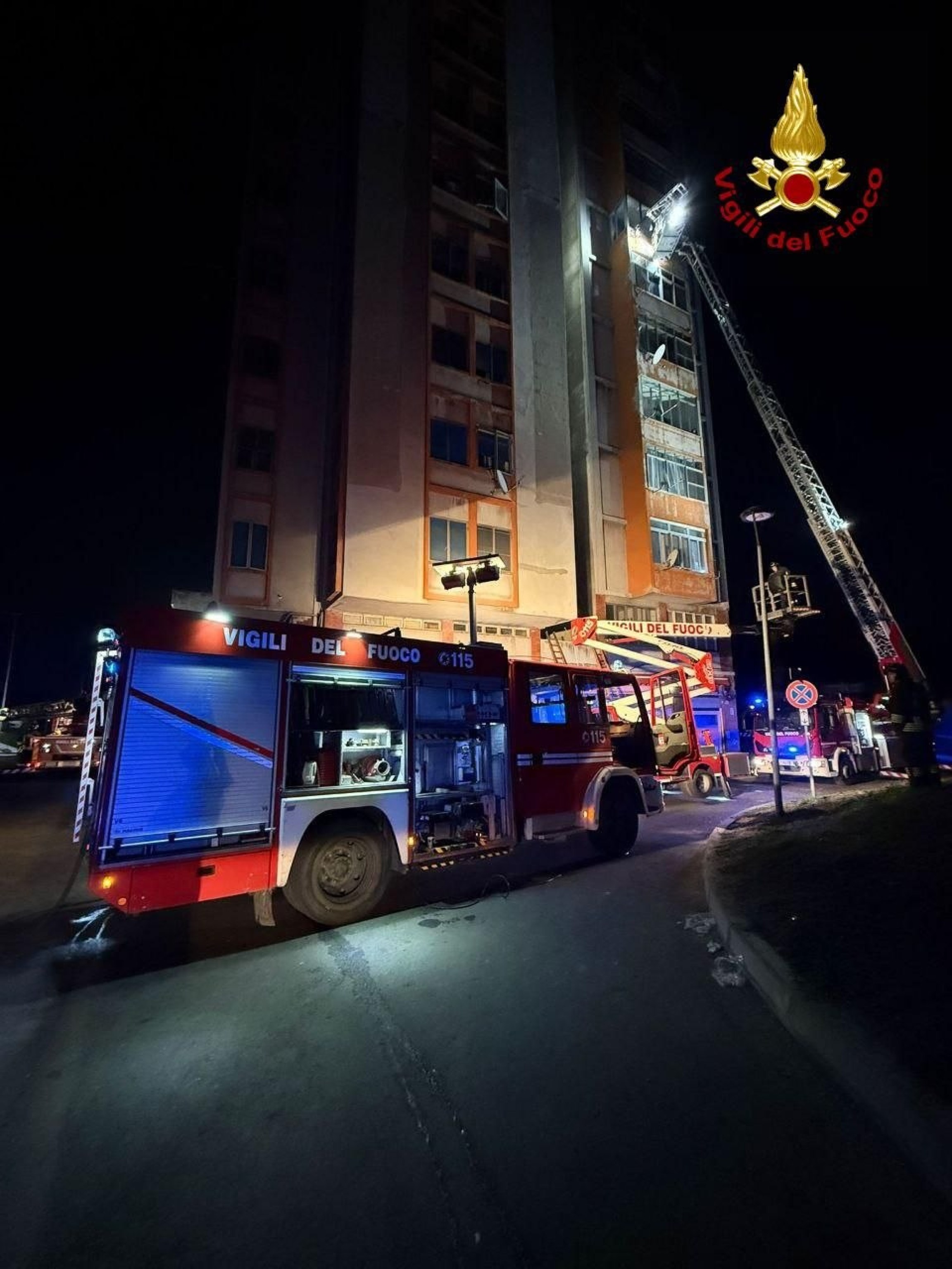 Incendio al grattacielo di Ferrara, evacuate circa 200 persone