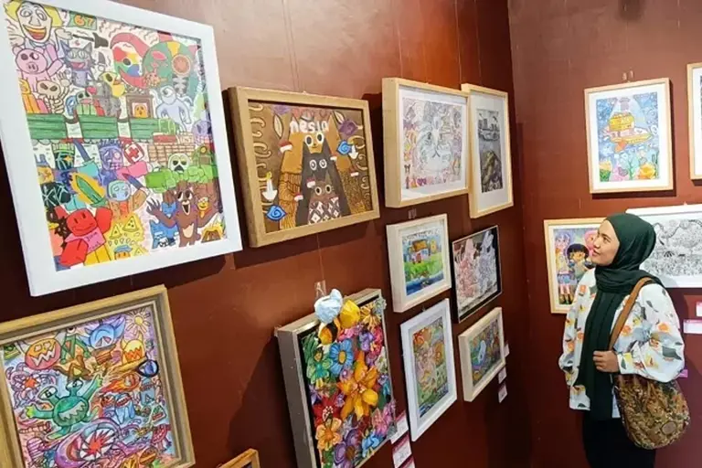 Pameran lukisan siswa Lotus Art Courses warnai Balai Pemuda Surabaya
