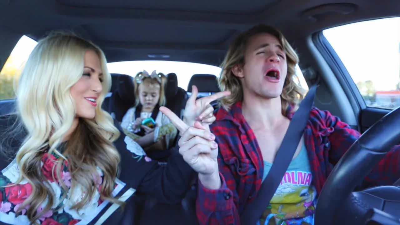 Taylor Swift family car sing off!