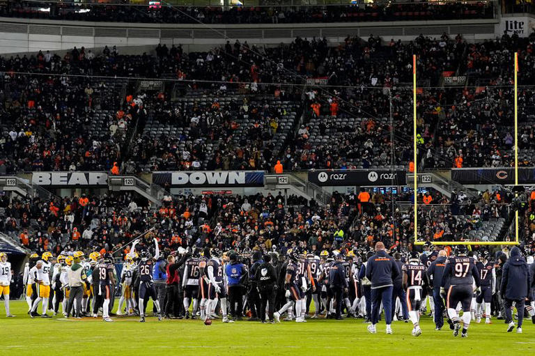 Packers-Bears fight breaks out before kickoff as NFL refs forced to ...