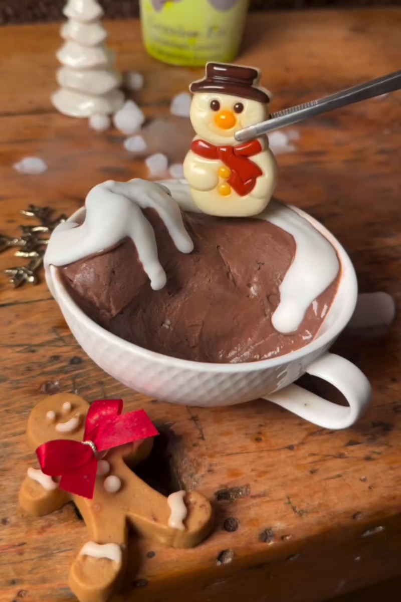 Kardan adam çikolatalı tatlı kupası