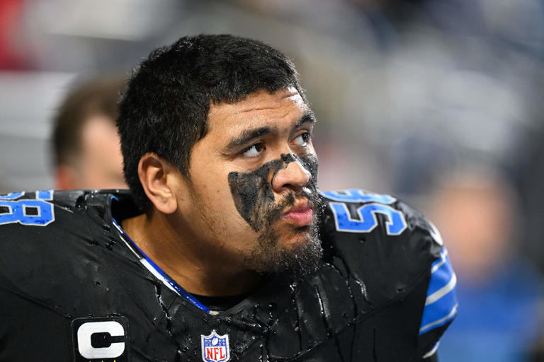 Detroit Lions' Penei Sewell captures PFF Protector of the Year