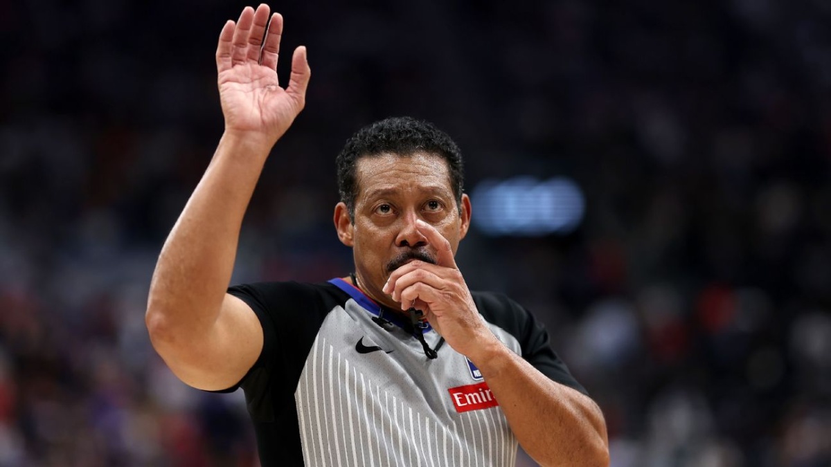 NBA: Referee leaves in wheelchair after injury, out for a while