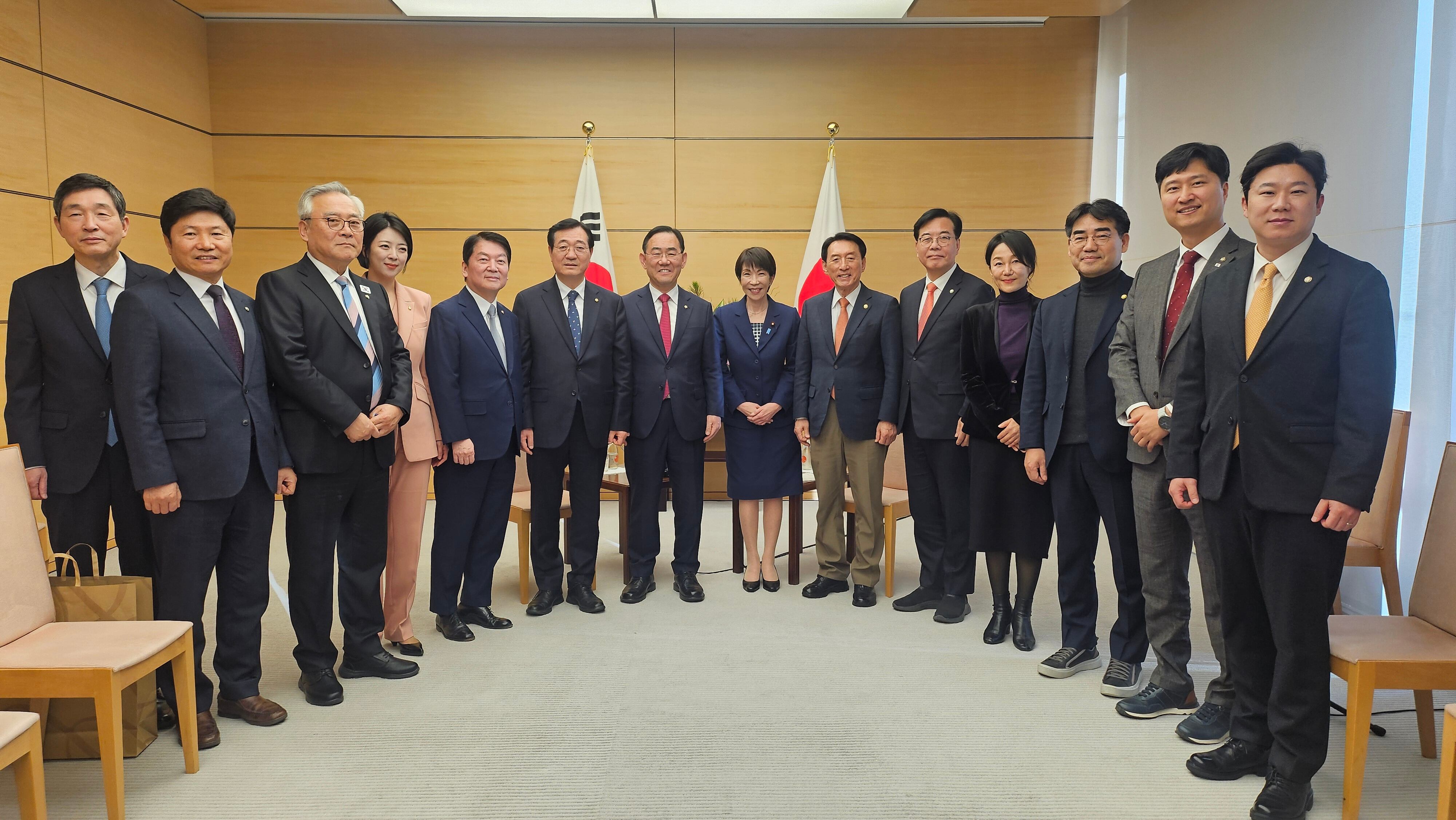 President Lee Jae-myung visits Japan amid Nikkei's Takeshima warning