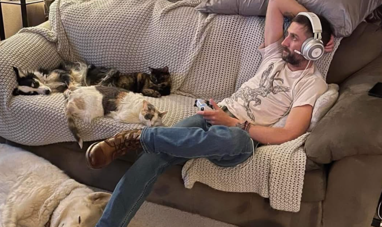 Animal rescue flight honors Kansas air traffic controller