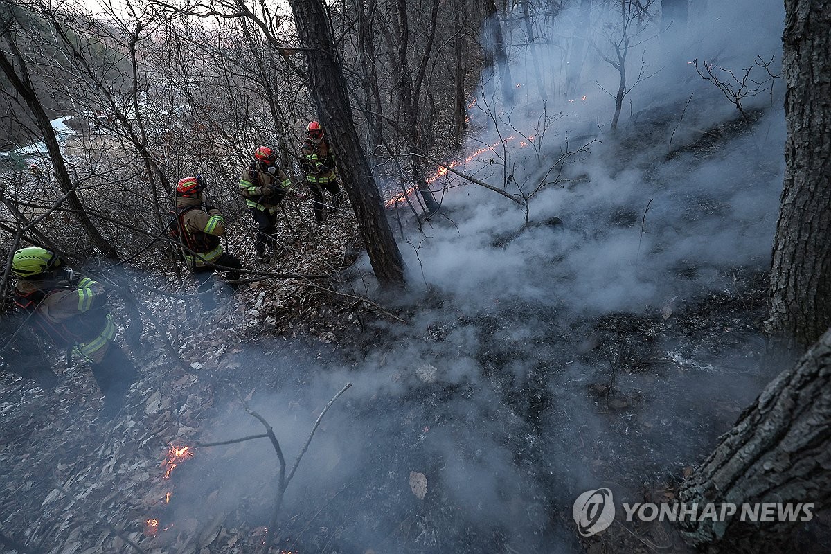 Operation to put out wildfire in Uiseong