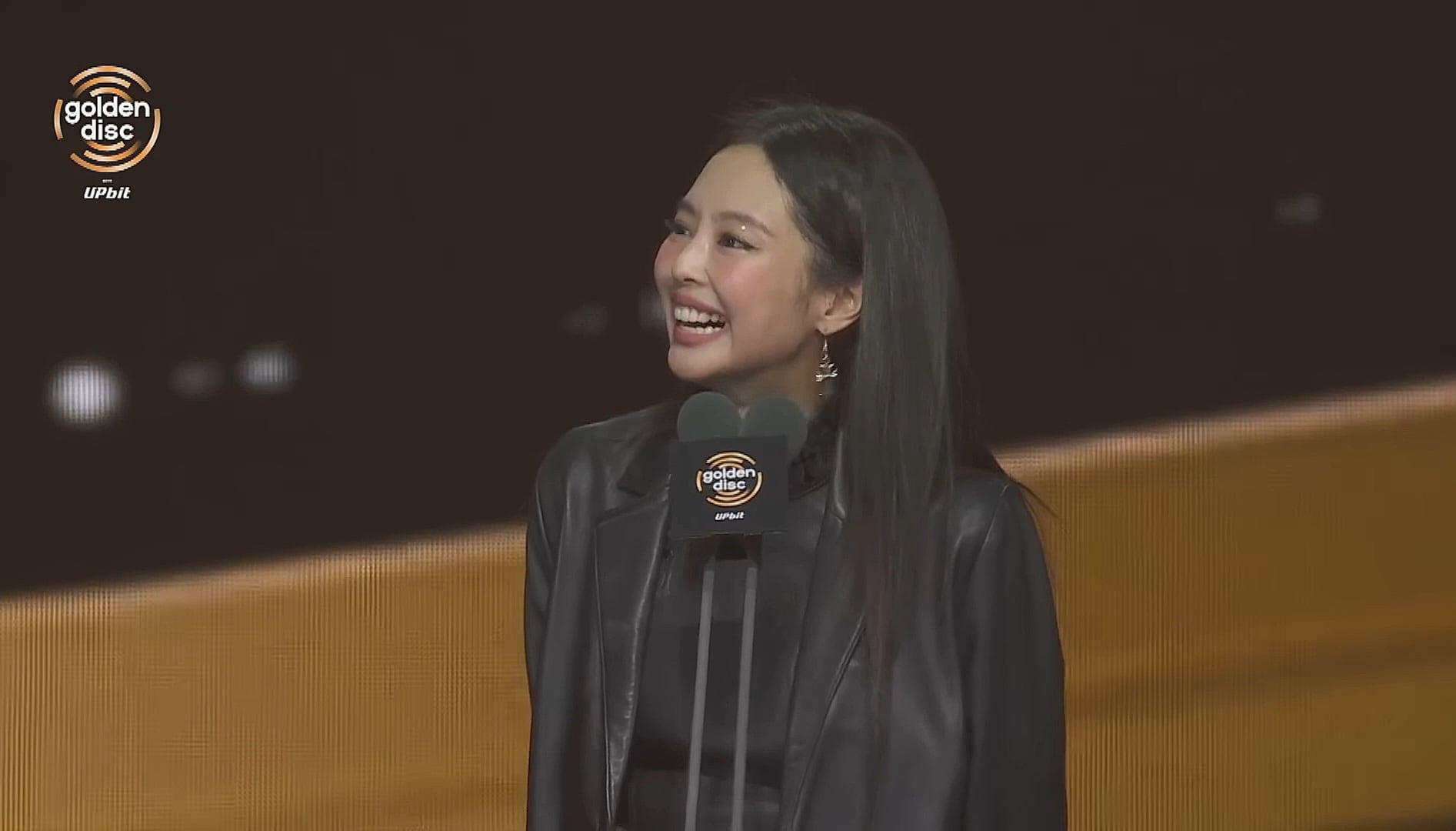 Jennie wins Golden Disc grand prize, four awards