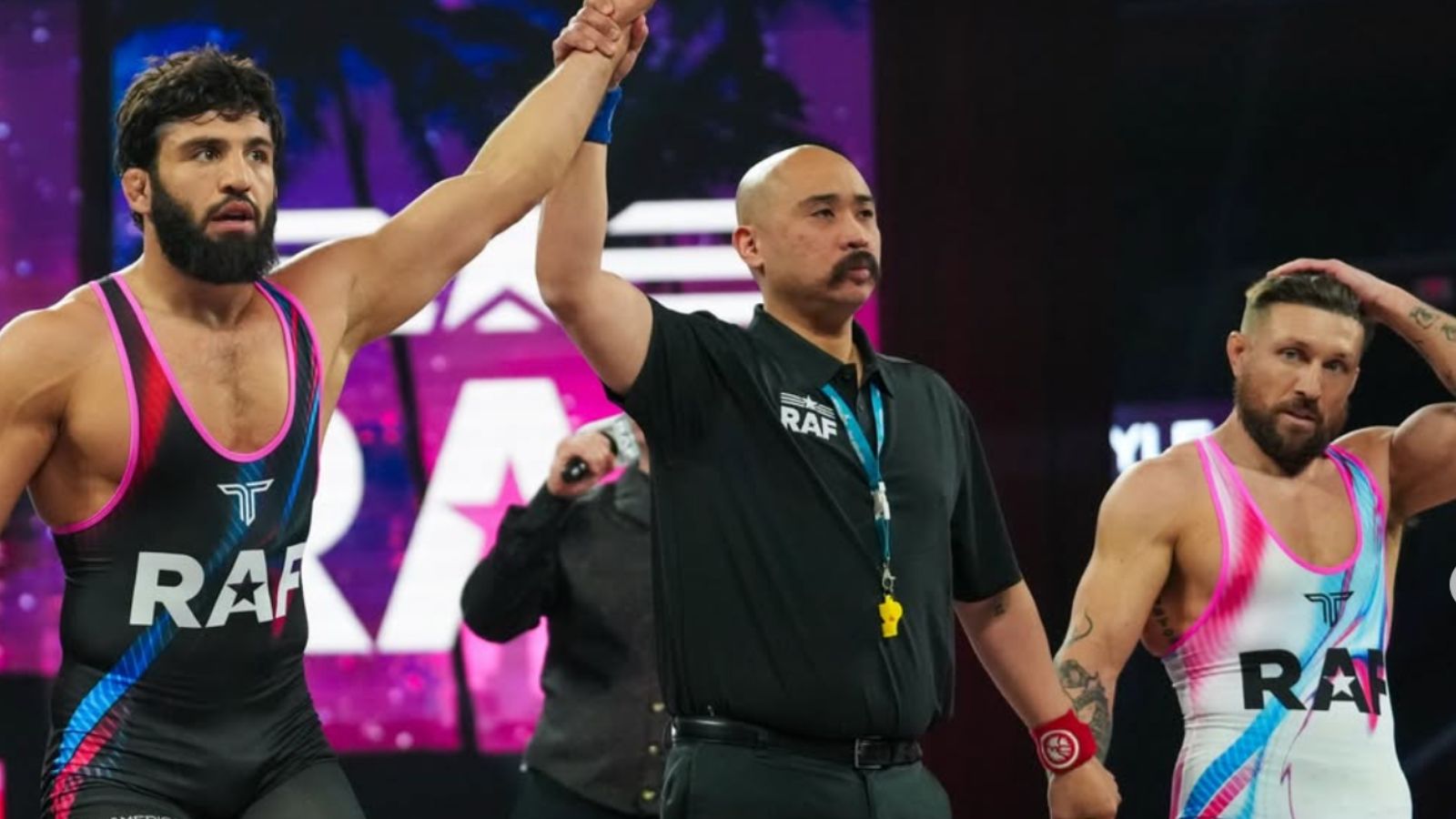 Video: Arman Tsarukyan runs through Lance Palmer in opening period for ...