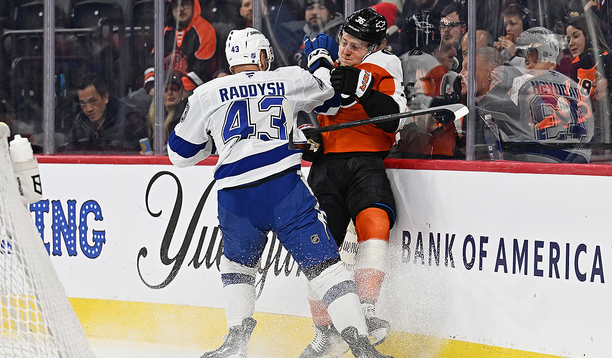 Banged-up Flyers get trounced by red-hot Lightning