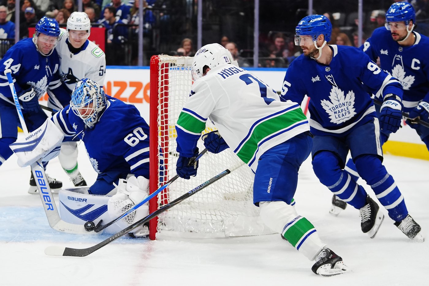 Nylander returns with three-point effort as Maple Leafs cruise past ...