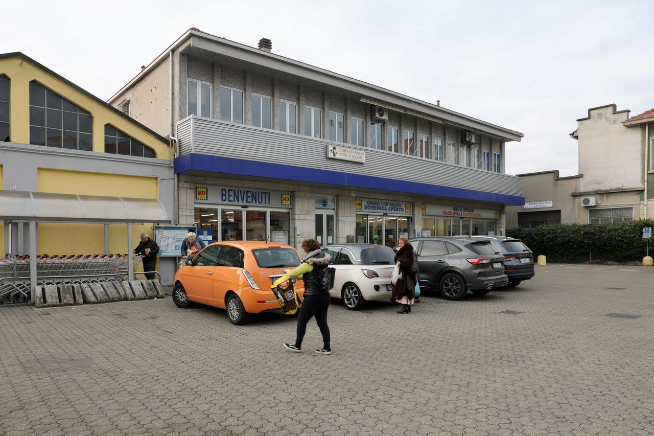 Scoperti a rubare alcol e orologi in supermercato e bazar cinese. Un ...