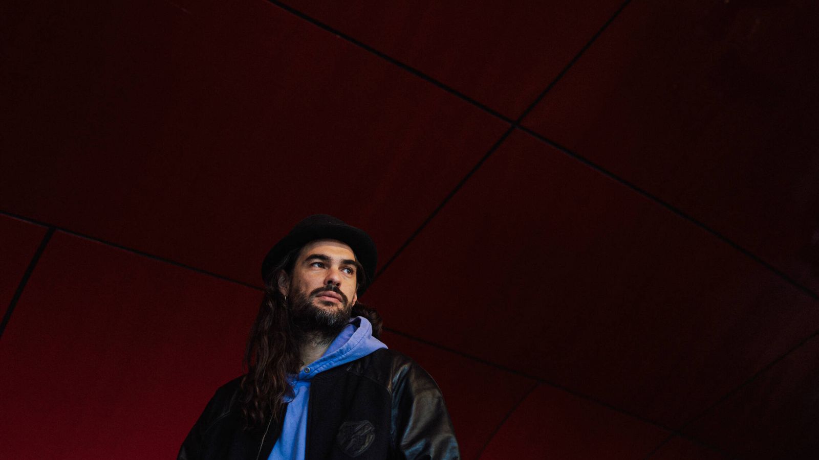 Oliver Laxe se frota las manos ante la gala de los Globos de Oro con ...