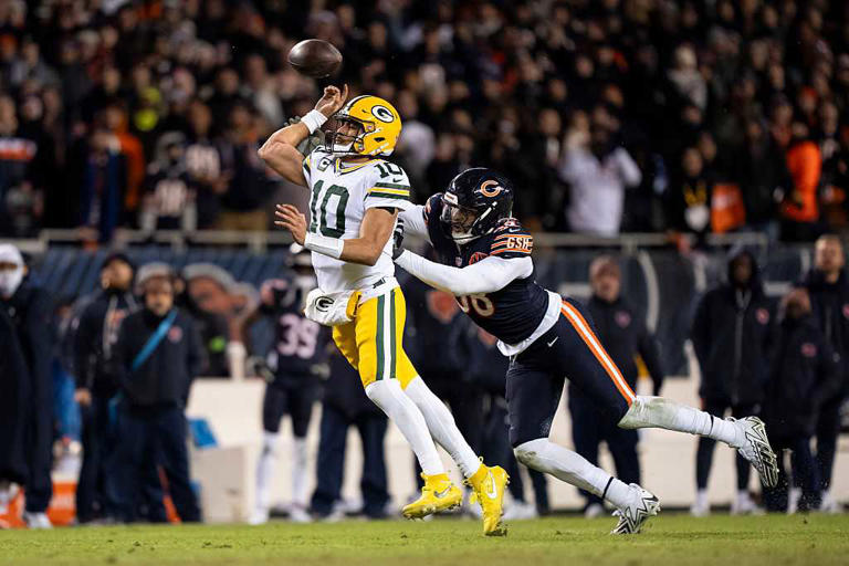 Bears overcome 21-3 deficit to eliminate Packers from playoffs