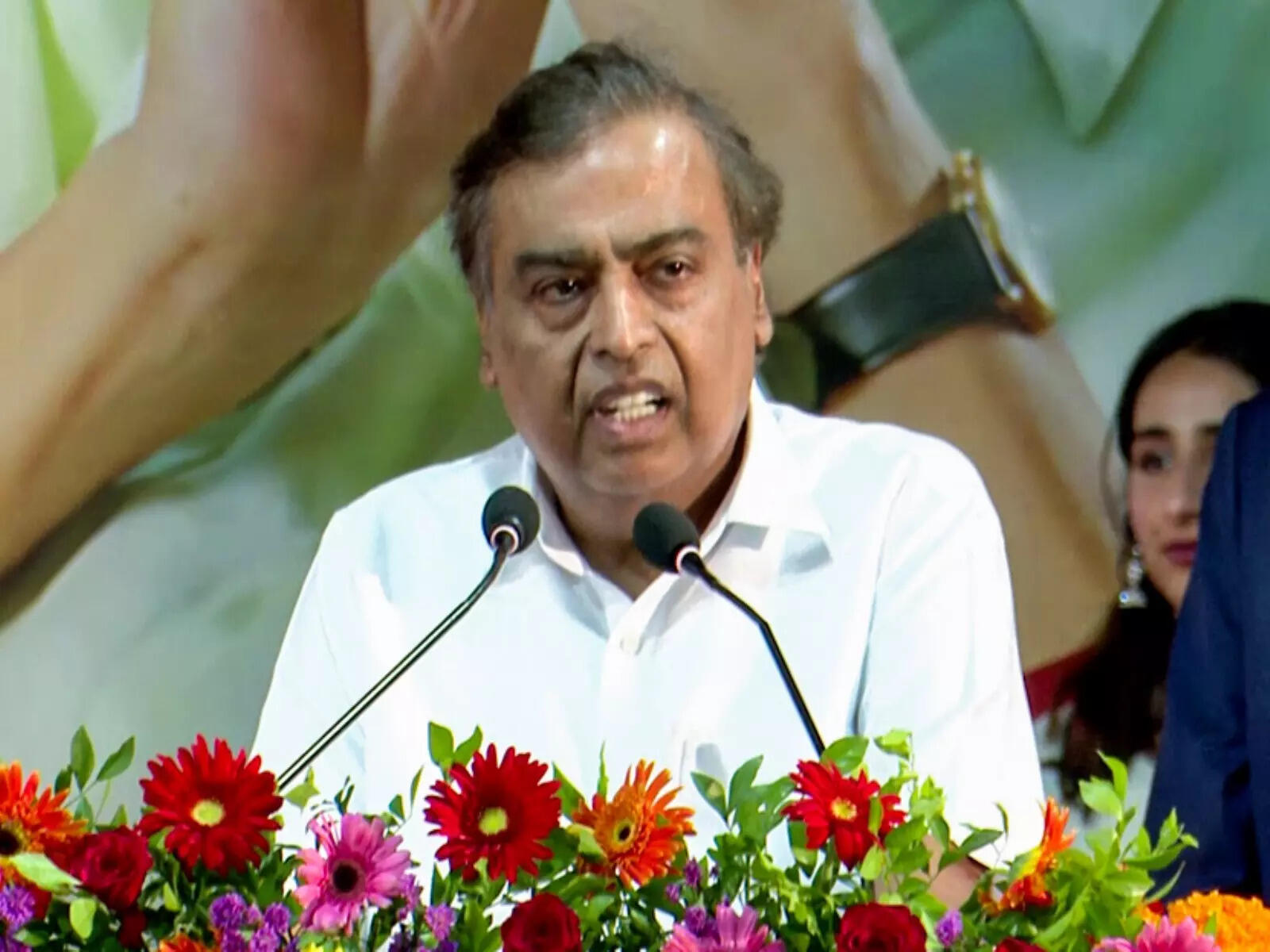 Reliance Industries chairman Mukesh Ambani pledges Rs 7 lakh cr ...