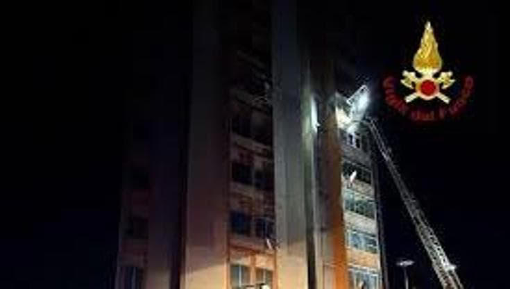 Ferrara, incendio al grattacielo: evacuate 200 persone