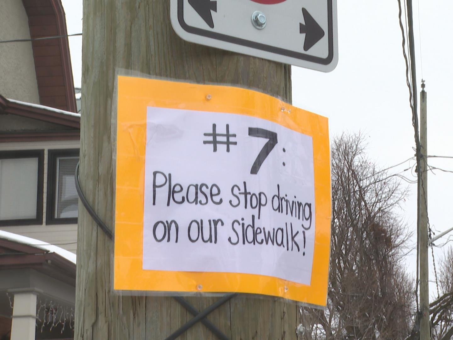 Avenue Grove : l’étroitesse de la rue force les autobus à rouler sur le ...