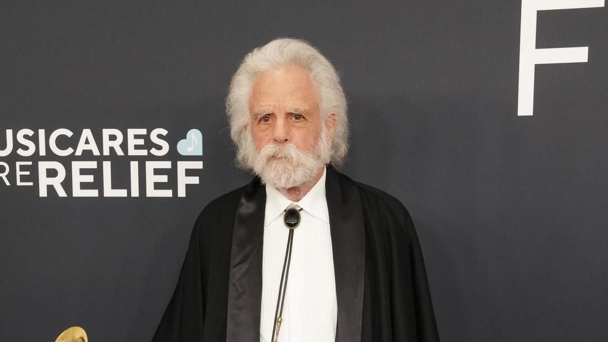Muere el guitarrista Bob Weir, cofundador de la banda de rock Grateful ...