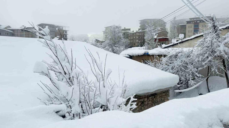 Hakkari’de kar afeti: Ekipler aralıksız çalışıyor