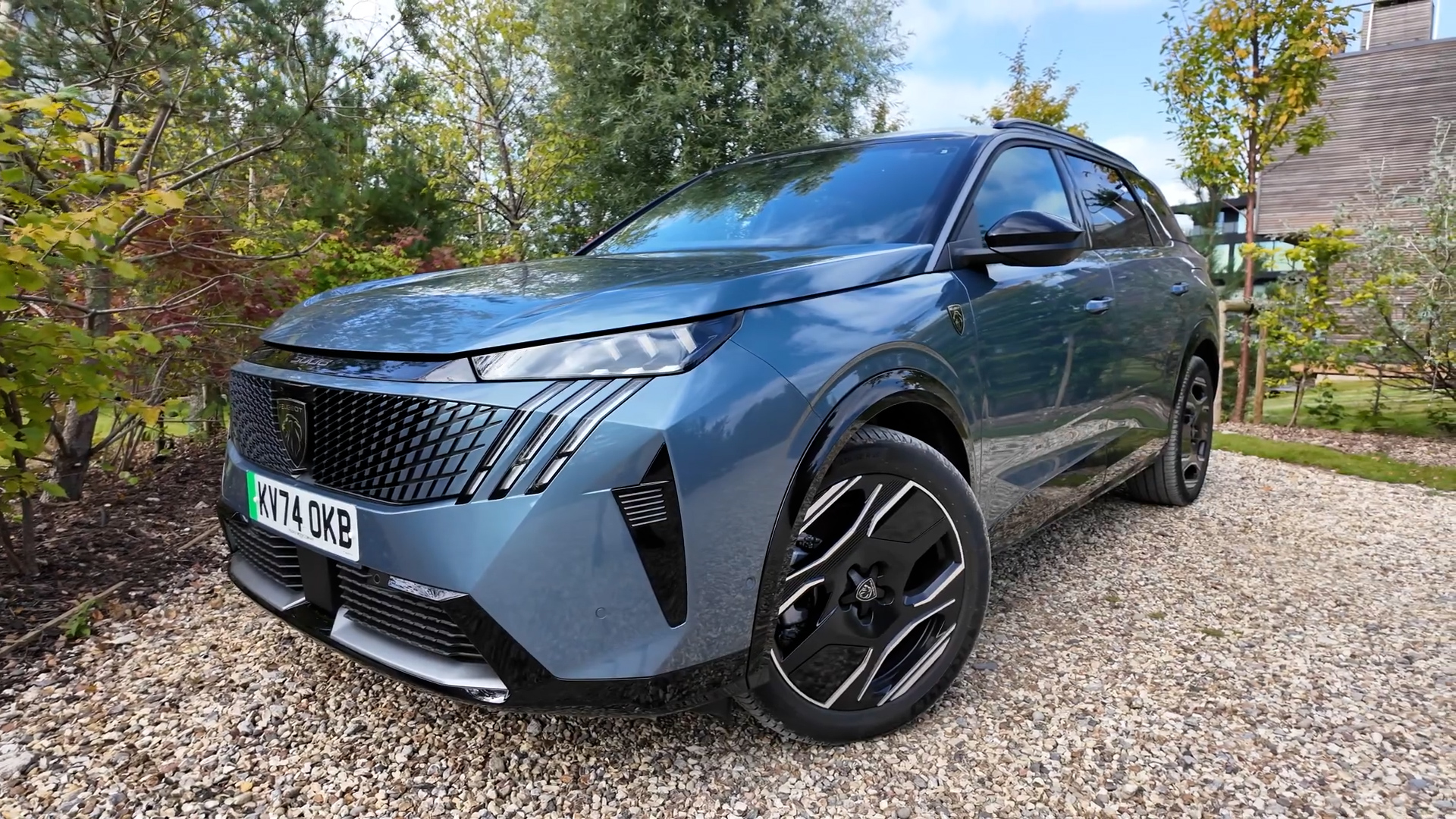 Can the Peugeot E5008 compete with Tesla and Kia?