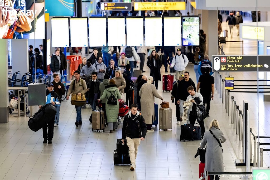 Schiphol: geen geschrapte vluchten zondag, geen overnachters meer