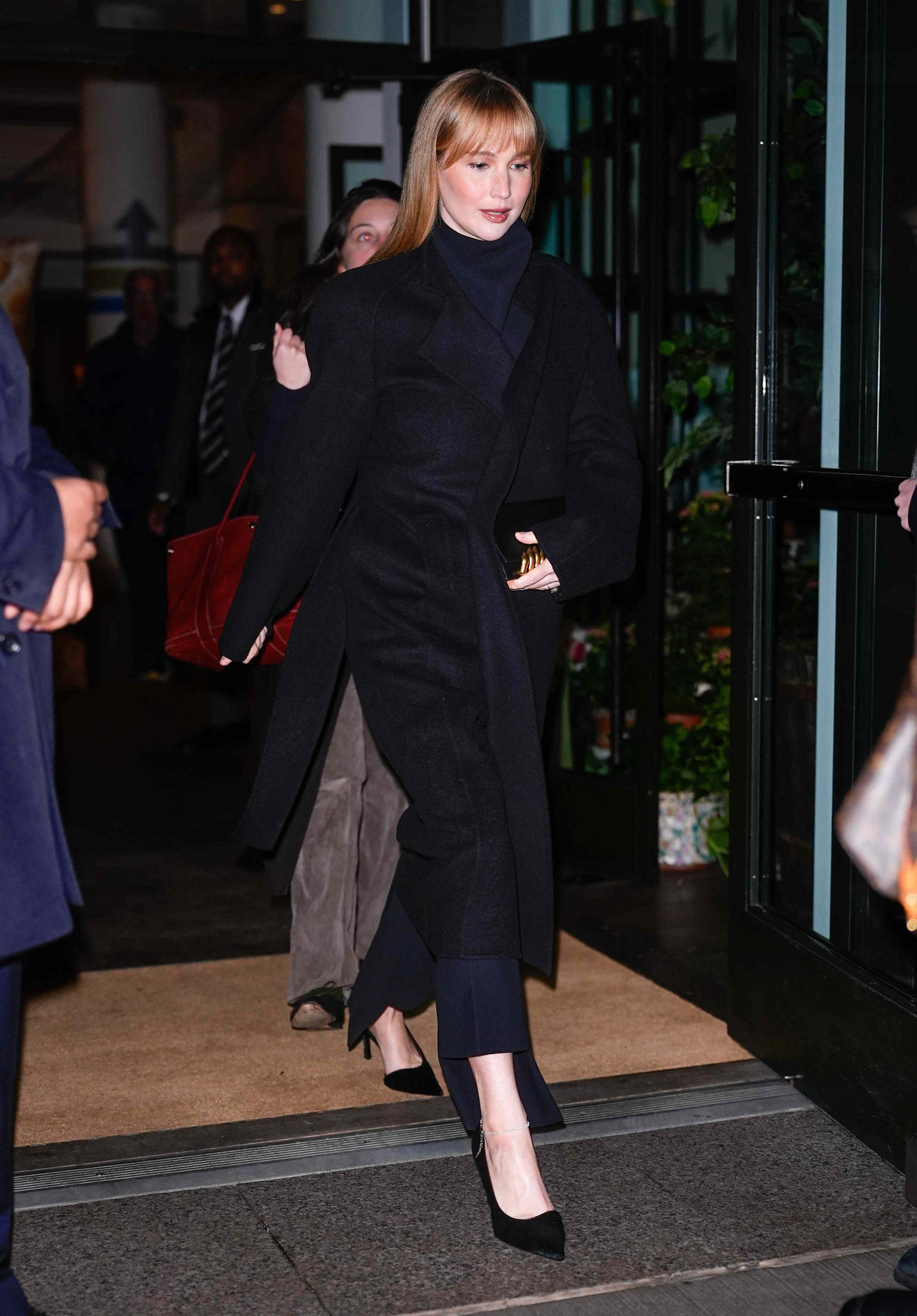 Jennifer Lawrence’s timelessly chic outfit formula includes the 2 ...