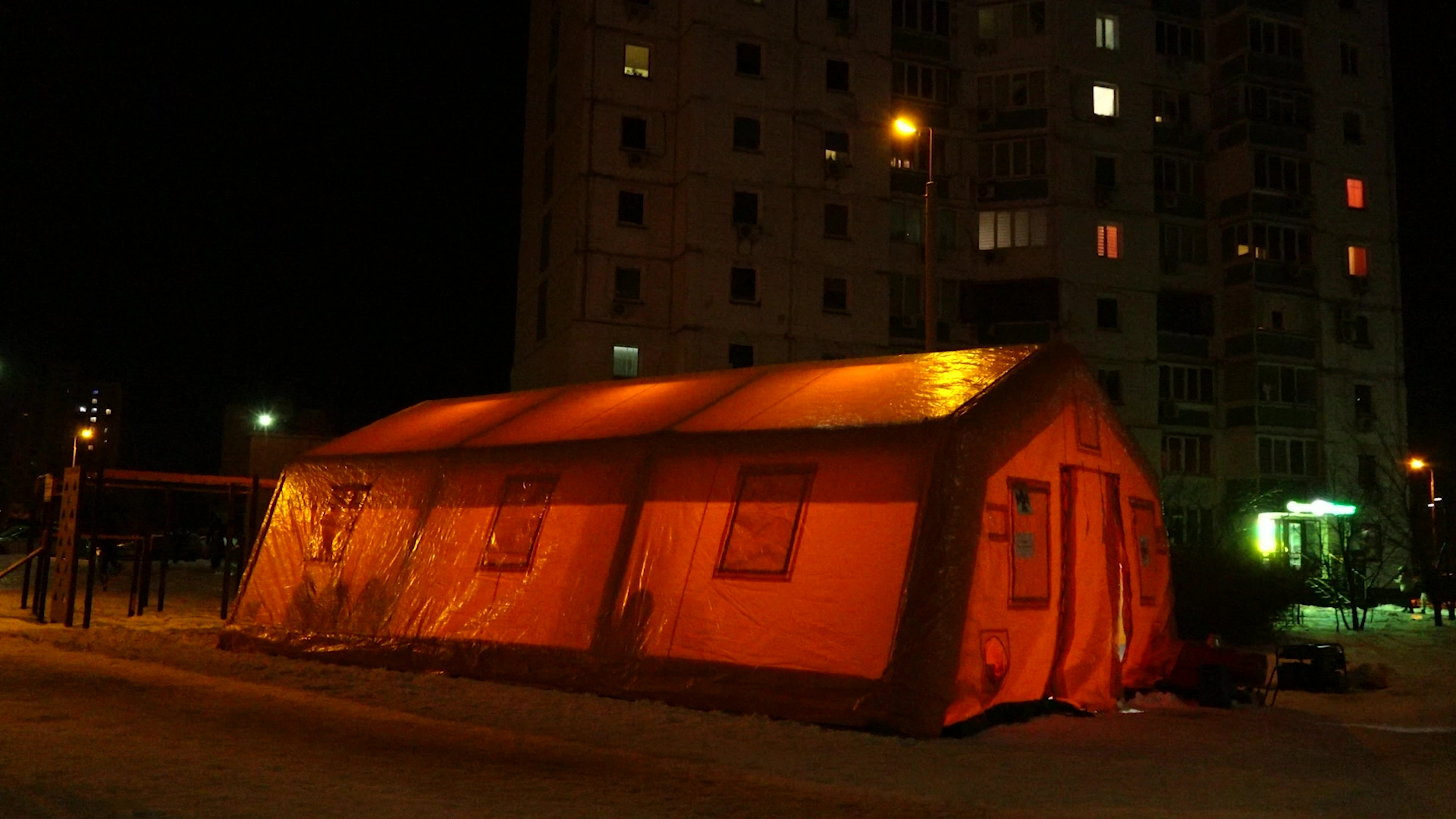 Kiev: des tentes pour venir en aide aux habitants sans électricité