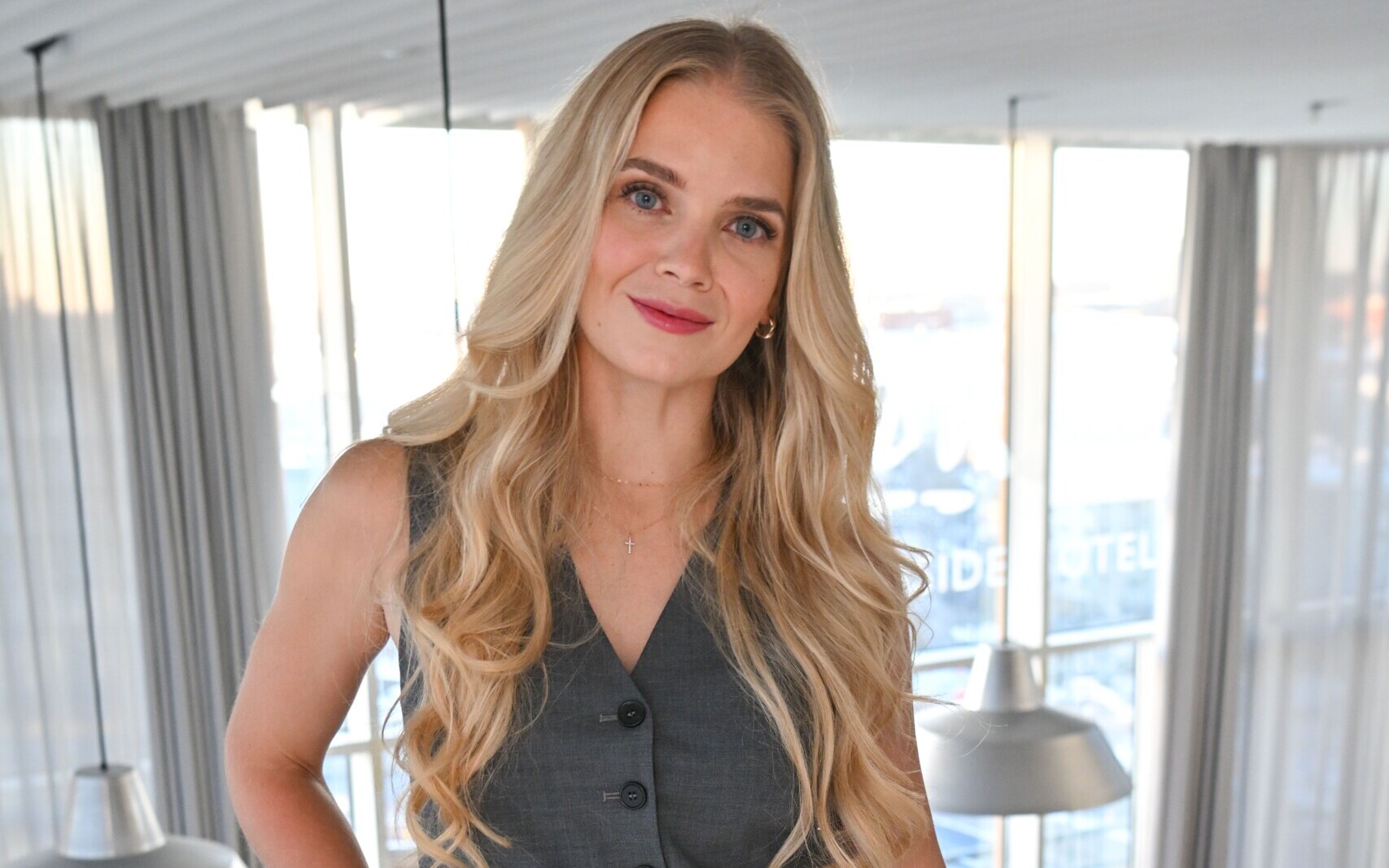 Lotta Hintsa esittelee muhkeaa raskausmahaansa – katso video