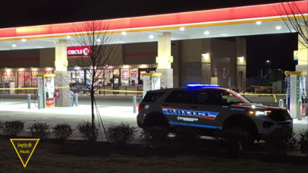 Man dead after stabbing outside of Fayetteville convenience store