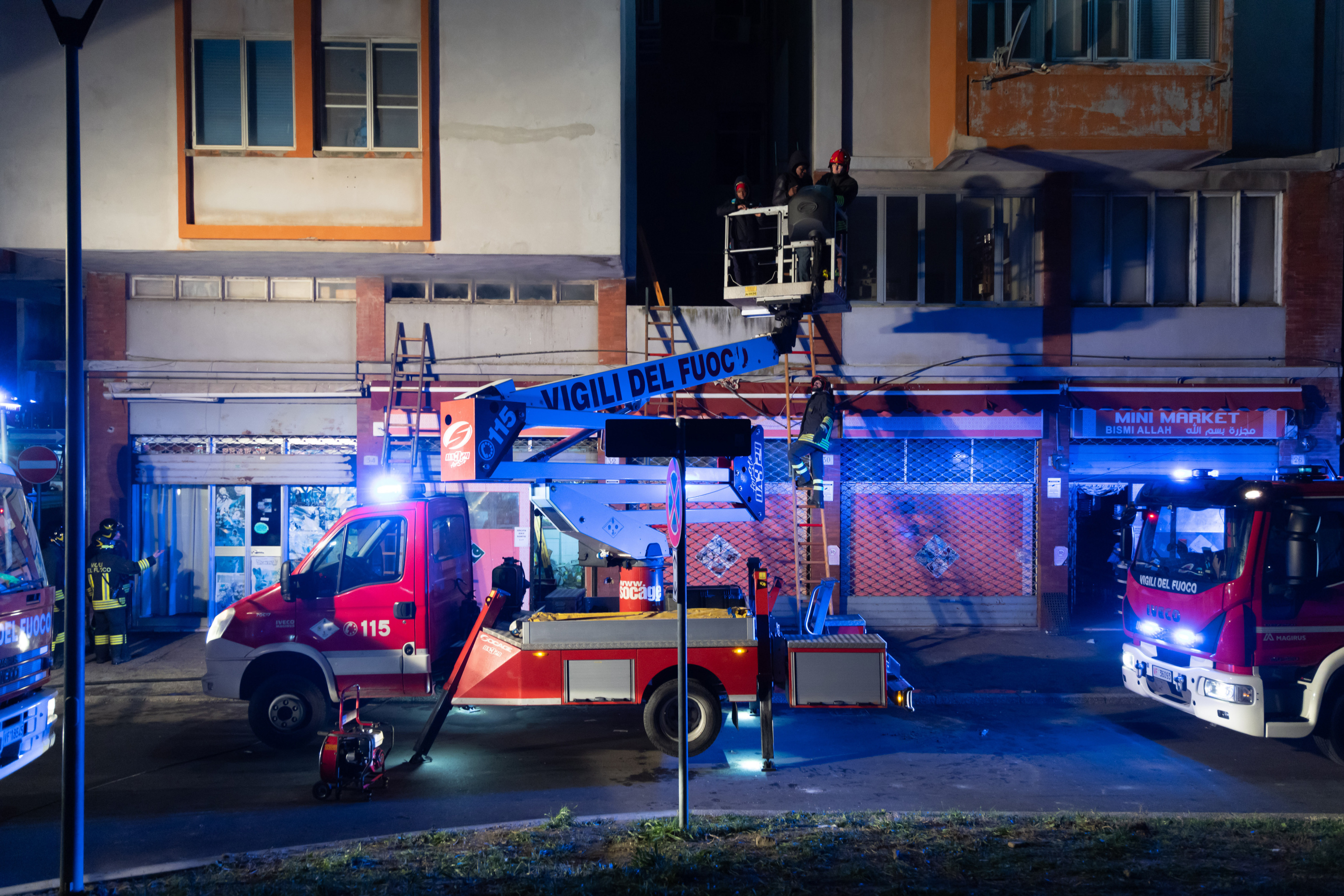 Incendio al grattacielo di Ferrara, evacuate circa 200 persone