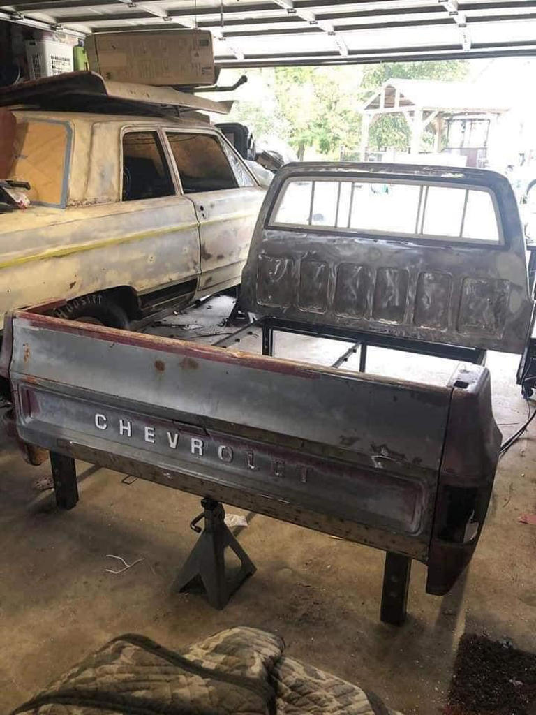 Opa bouwt zijn oude pick-up om tot het ultieme droombed voor zijn kleinzoon