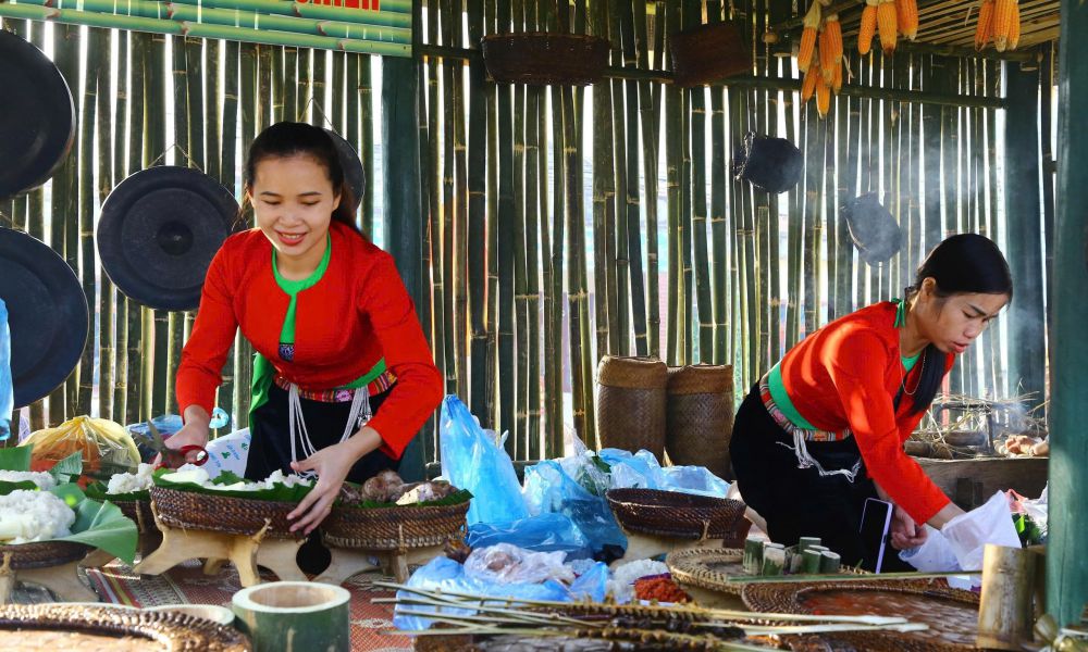 Mâm cỗ lá xứ Mường