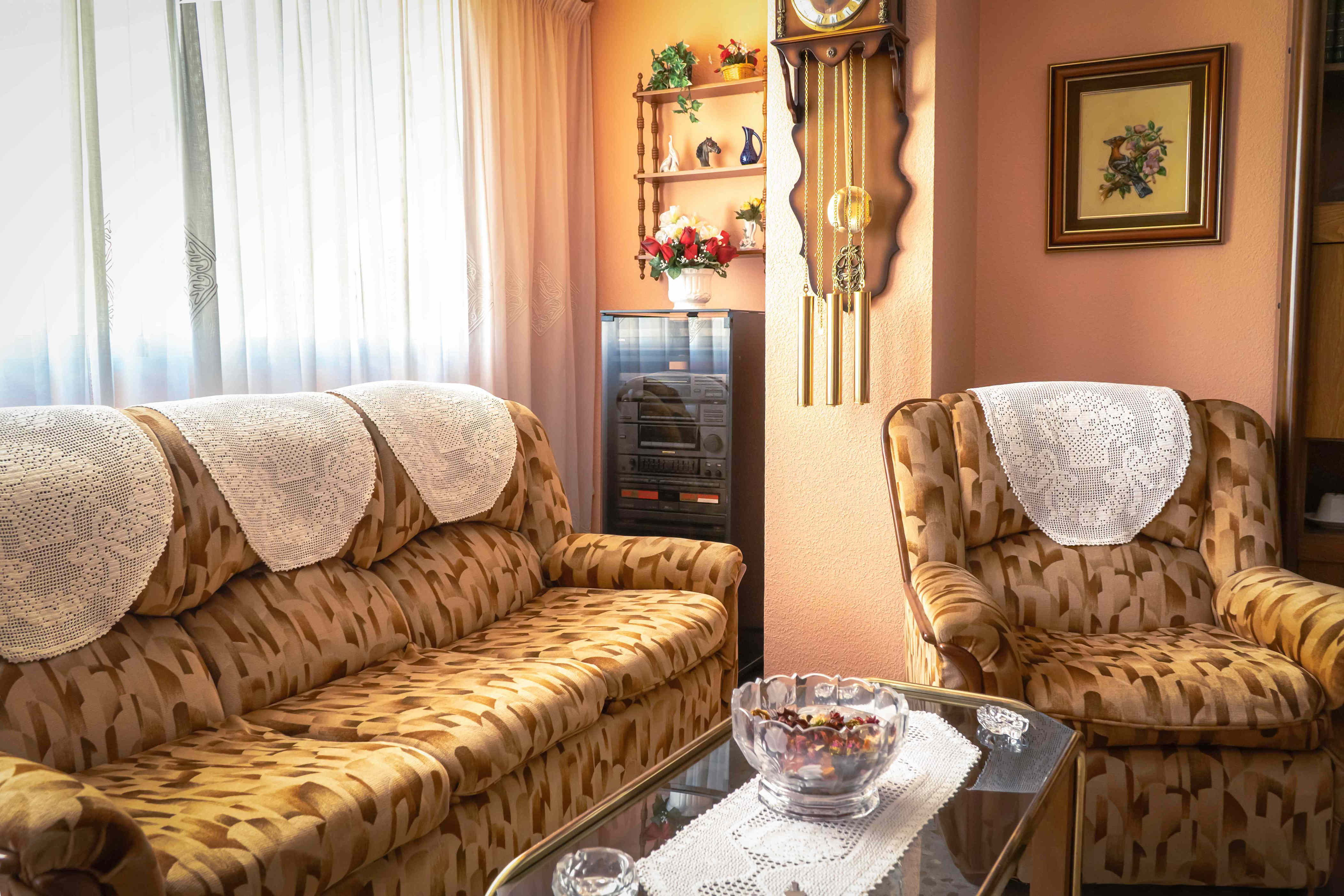 16 modern versions of grandma’s vintage home decor that capture the ...