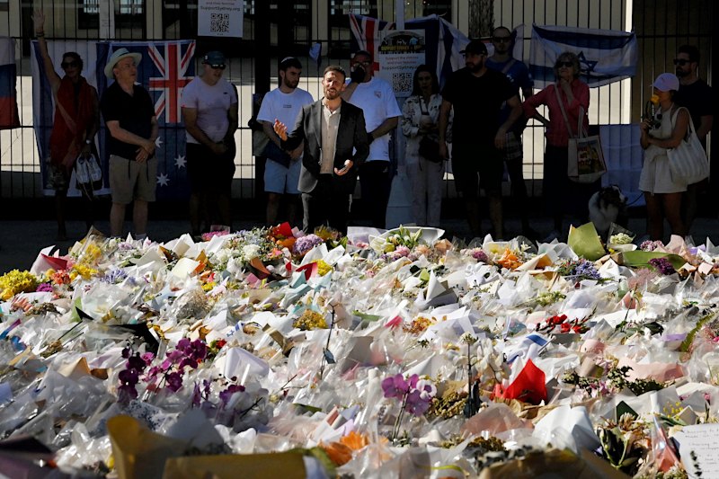 Thousands gather to hear 'Waltzing Matilda' rendition for 10-year-old ...