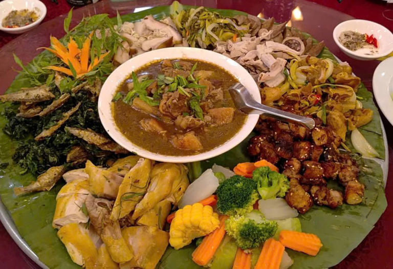 Mâm cỗ lá xứ Mường