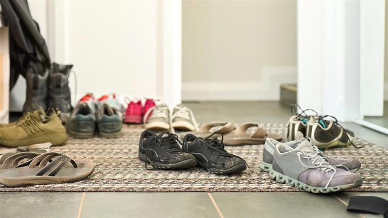 Build a multifunctional shoe rack with this creative DIY idea