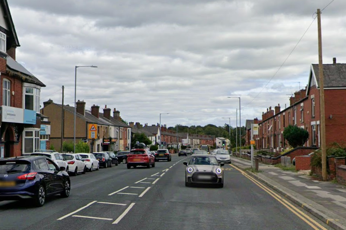 Three teenagers and a taxi driver, 50s, killed in crash