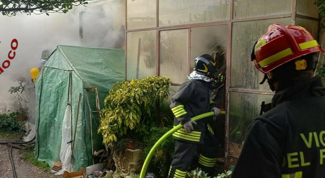 Incendio nella cucina di una casa, le fiamme divorano tutta la stanza e ...