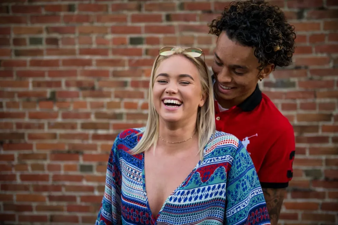 5 subtle first-date moves curvy women use to set the tone without trying