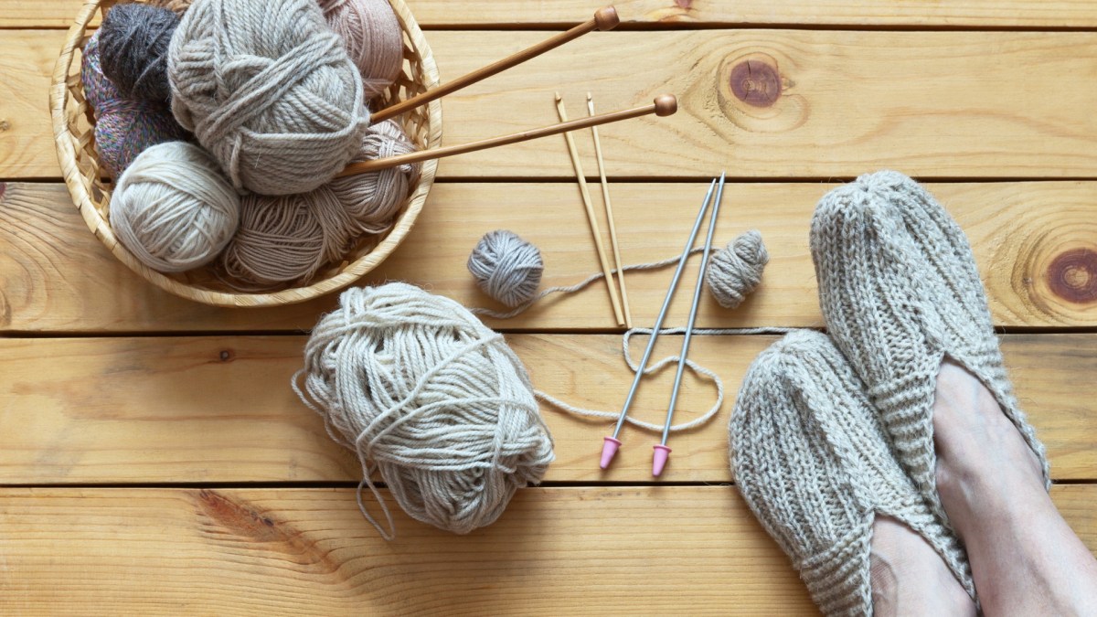 Hausschuhe stricken in zwei Stunden: Kuschelige DIY-Puschen für warme Füße